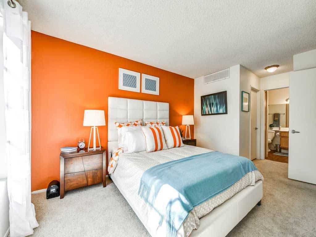 Colores compatibles que combinan con naranja en paredes y decoración