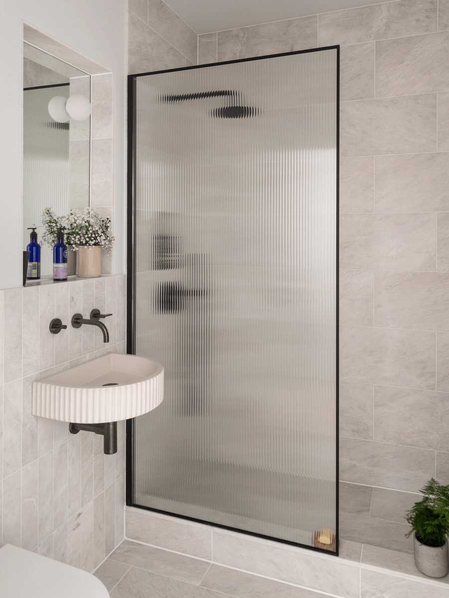 Baños con duchas modernas funcionales y elegantes